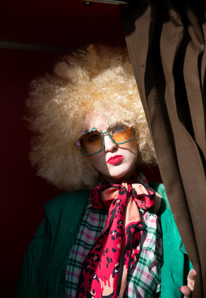 That's So Retro! - Sara is in Love with…