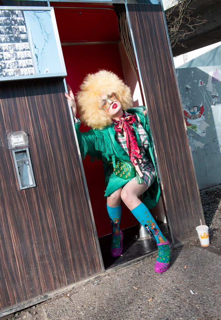 That's So Retro! - Sara is in Love with…