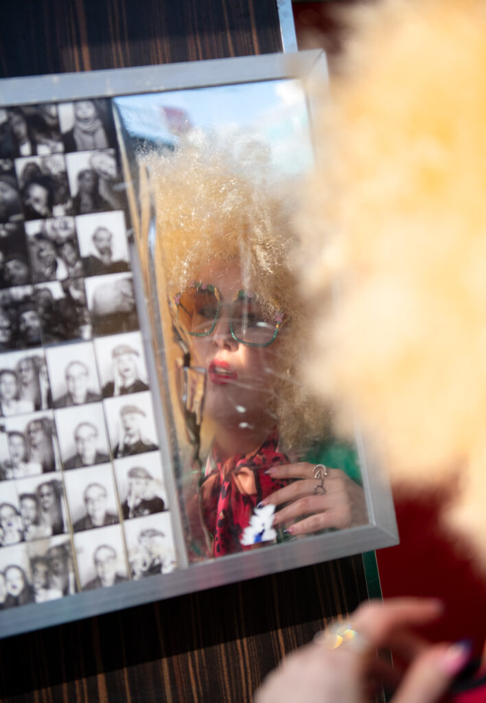 That's So Retro! - Sara is in Love with…