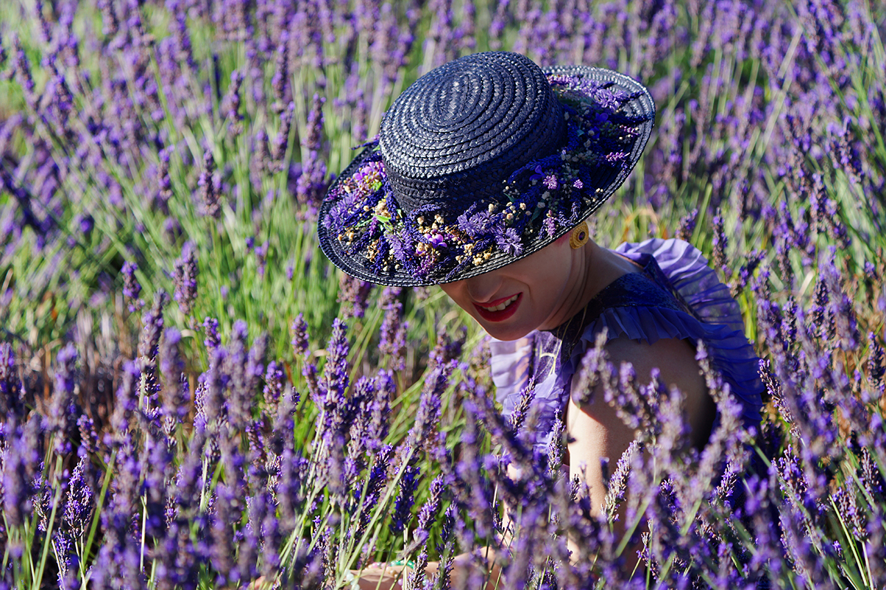 The Ground Beneath her Feet - Sara is in Love with…