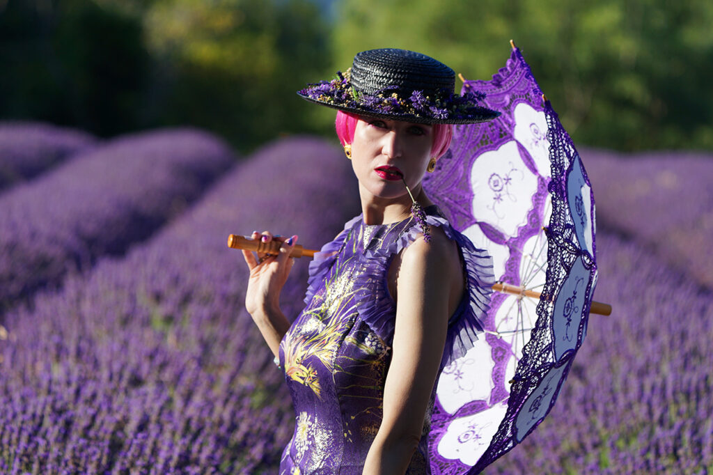 The Ground Beneath her Feet - Sara is in Love with…